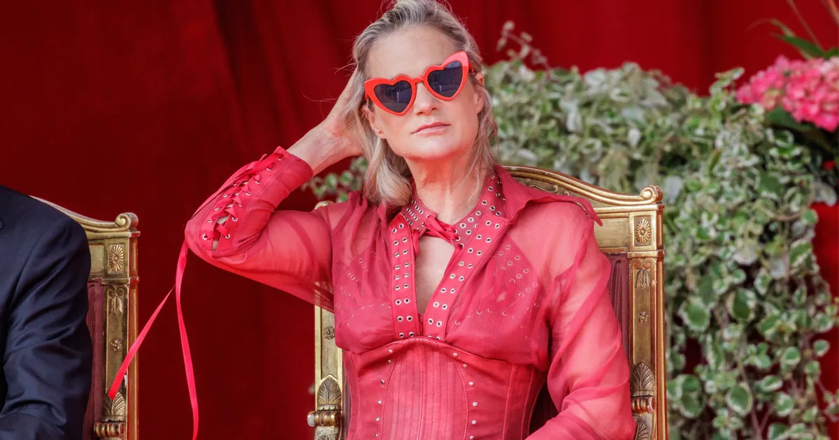 Prinses Delphine over leren outfit Nationale Feestdag 2025 - Blauw Bloed