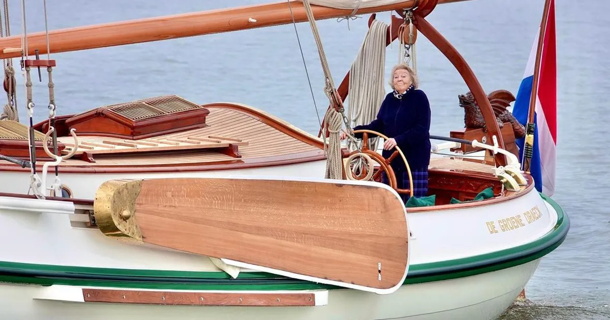 Prinses Beatrix maakt vaartochtje met Groene Draeck - Blauw Bloed