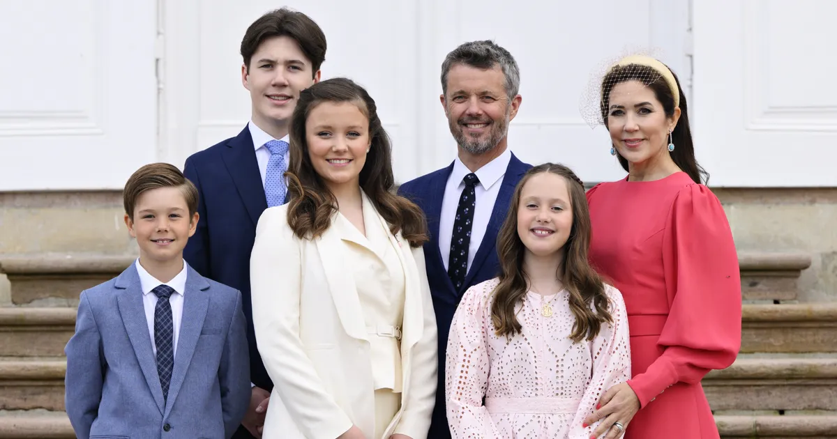 Frederik en Mary halen hun kinderen van school - Blauw Bloed
