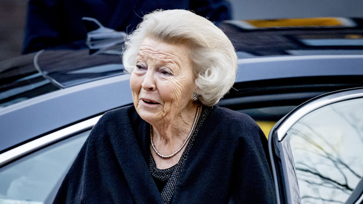 Video: prinses Beatrix arriveert met pols in het gips - Blauw Bloed