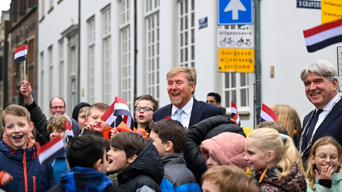 Willem-Alexander met warm onthaal ontvangen in Zutphen - Blauw Bloed