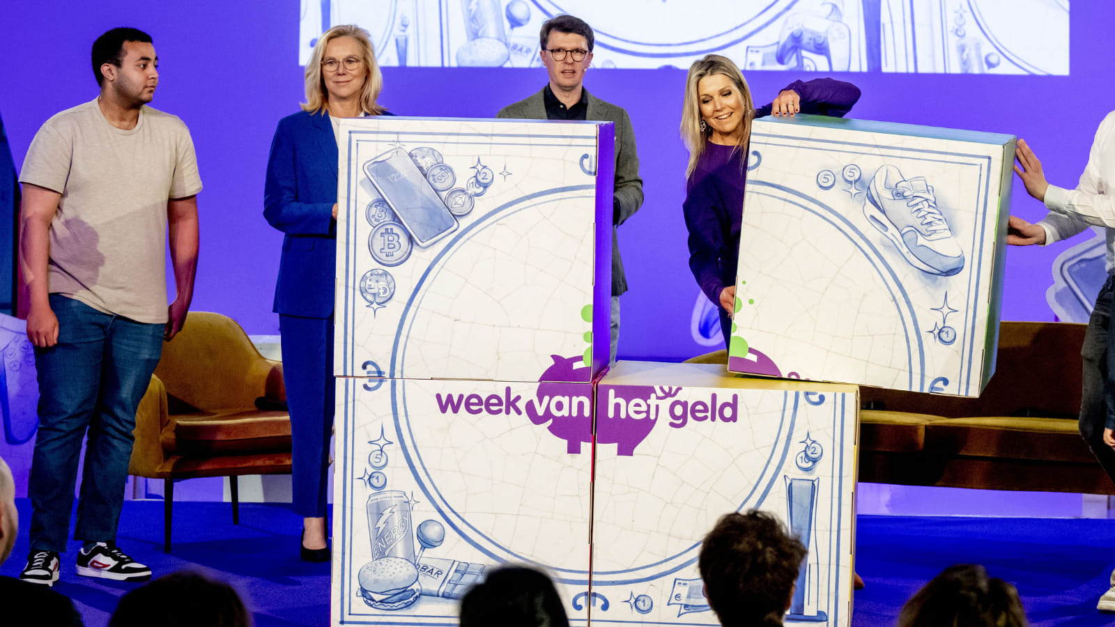 Máxima draagt toepasselijke jurk opening Week van het geld - Blauw Bloed