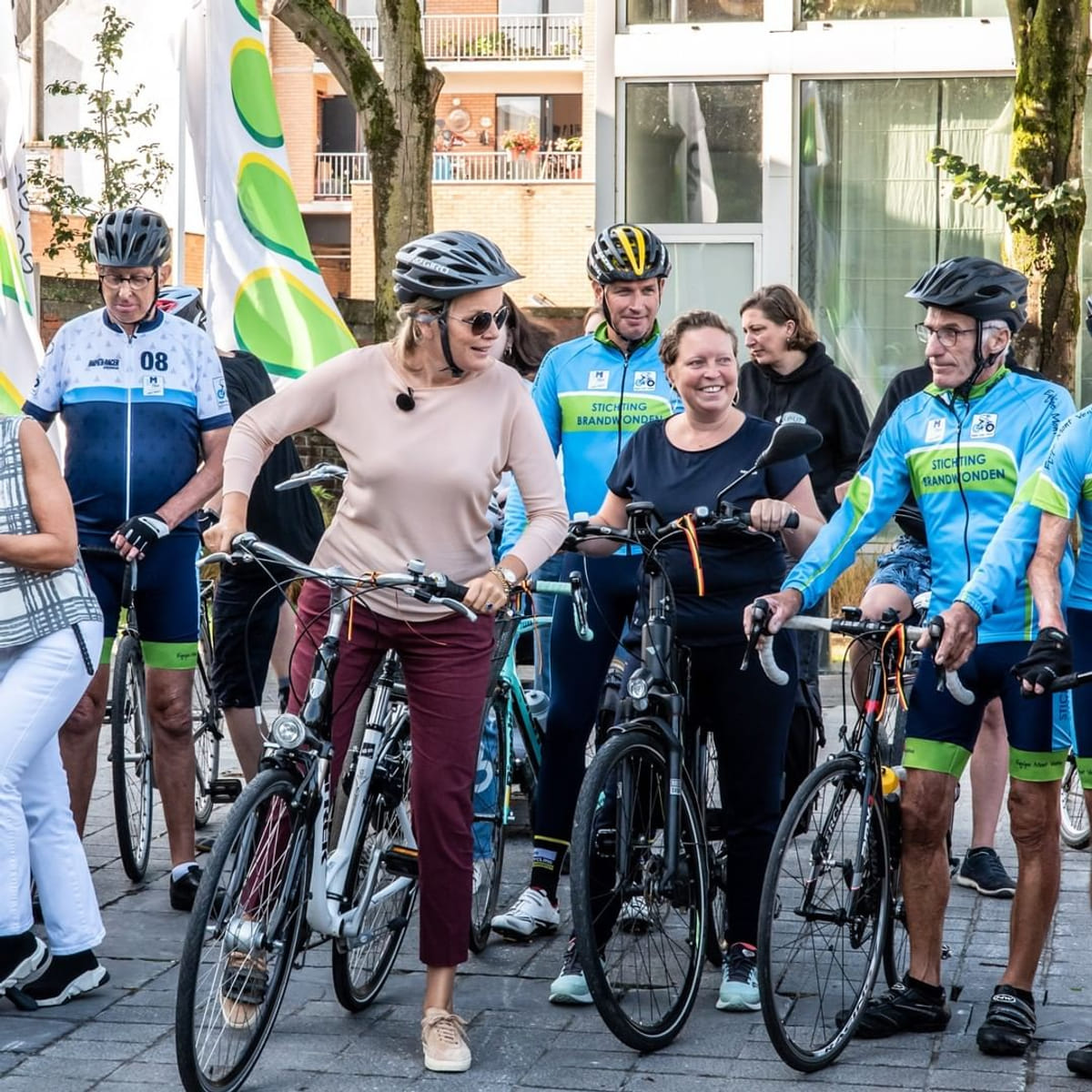 Belgische koningin Mathilde fietst voor mentale gezondheid - Blauw Bloed