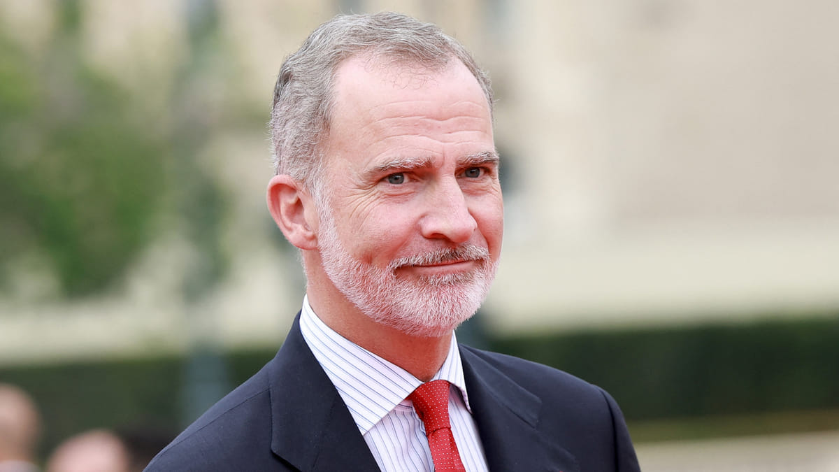 Koning Felipe met zussen en moeder op bruiloft in Spanje - Blauw Bloed