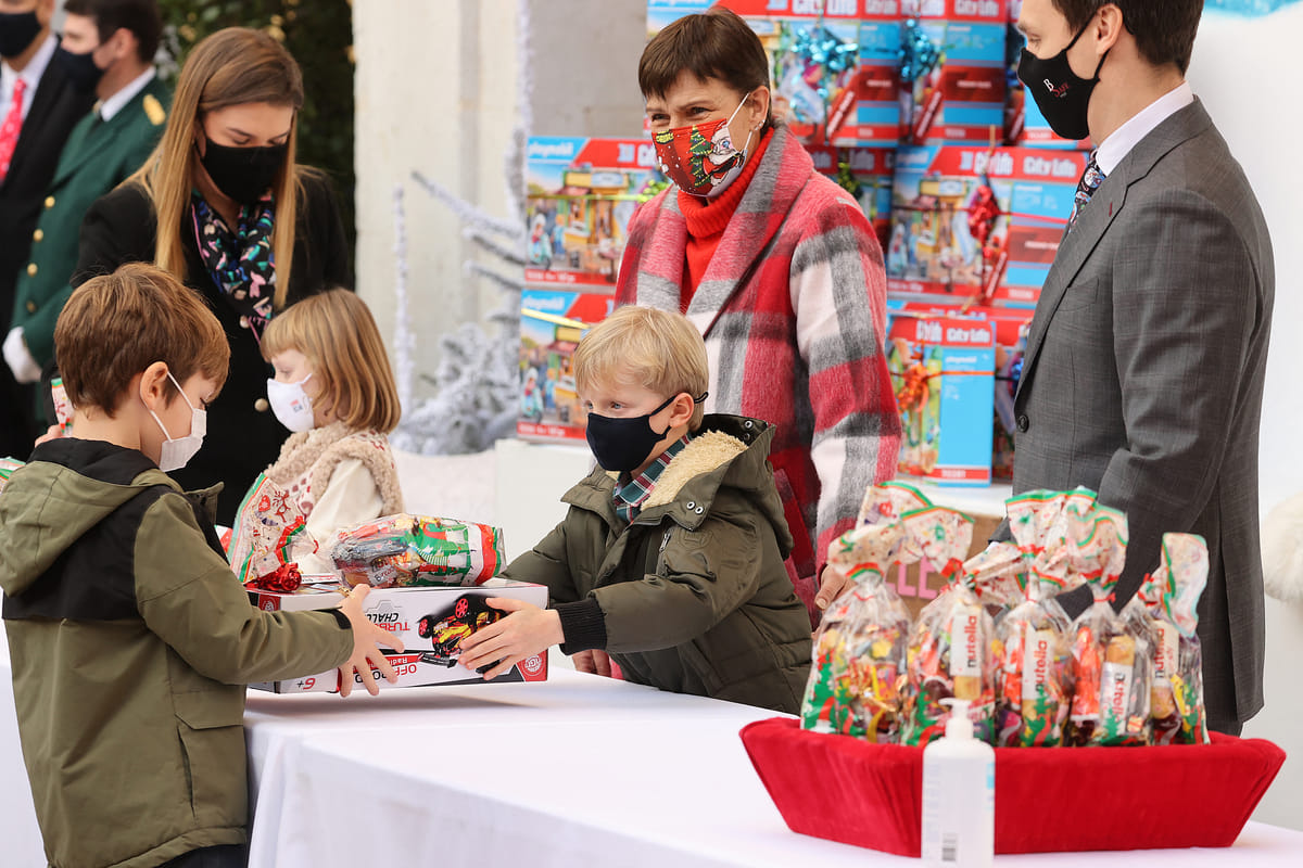 Schattig! Jacques en en Gabriella delen kerstcadeautjes uit - Blauw Bloed