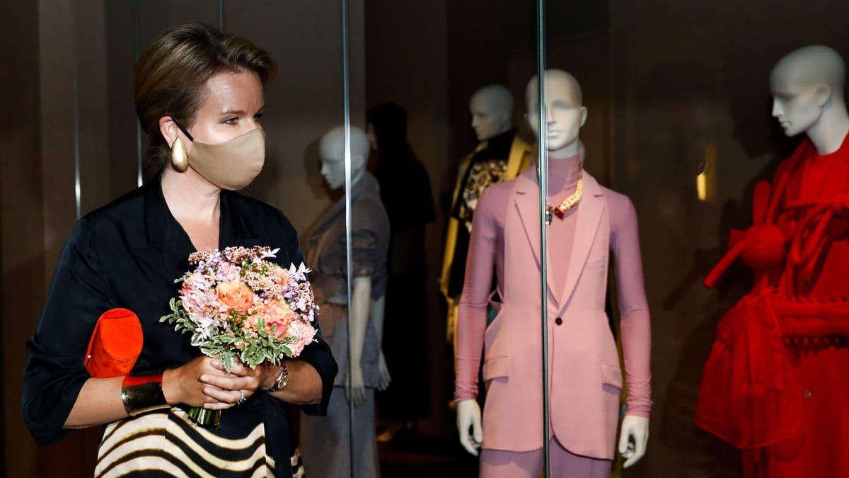 Koningin Mathilde showt nieuwe jurk in ModeMuseum - Blauw Bloed