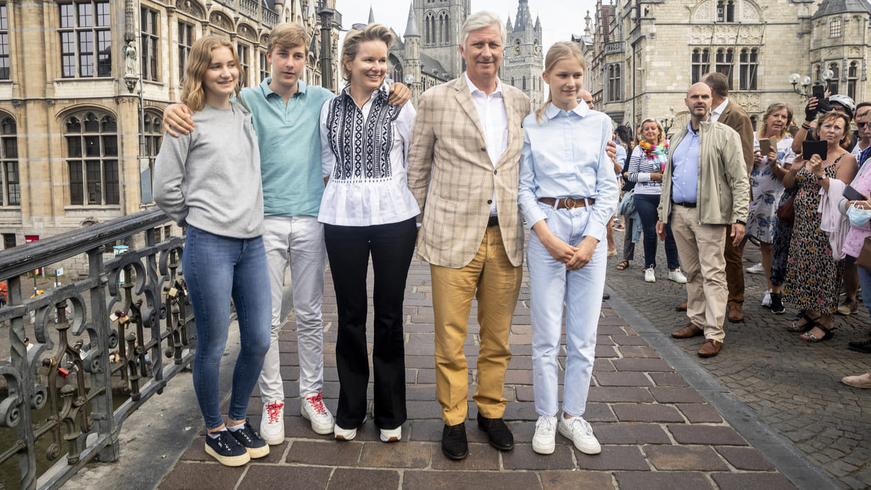 Filip en Mathilde met kinderen en huisdieren op kerstkaart - Blauw Bloed
