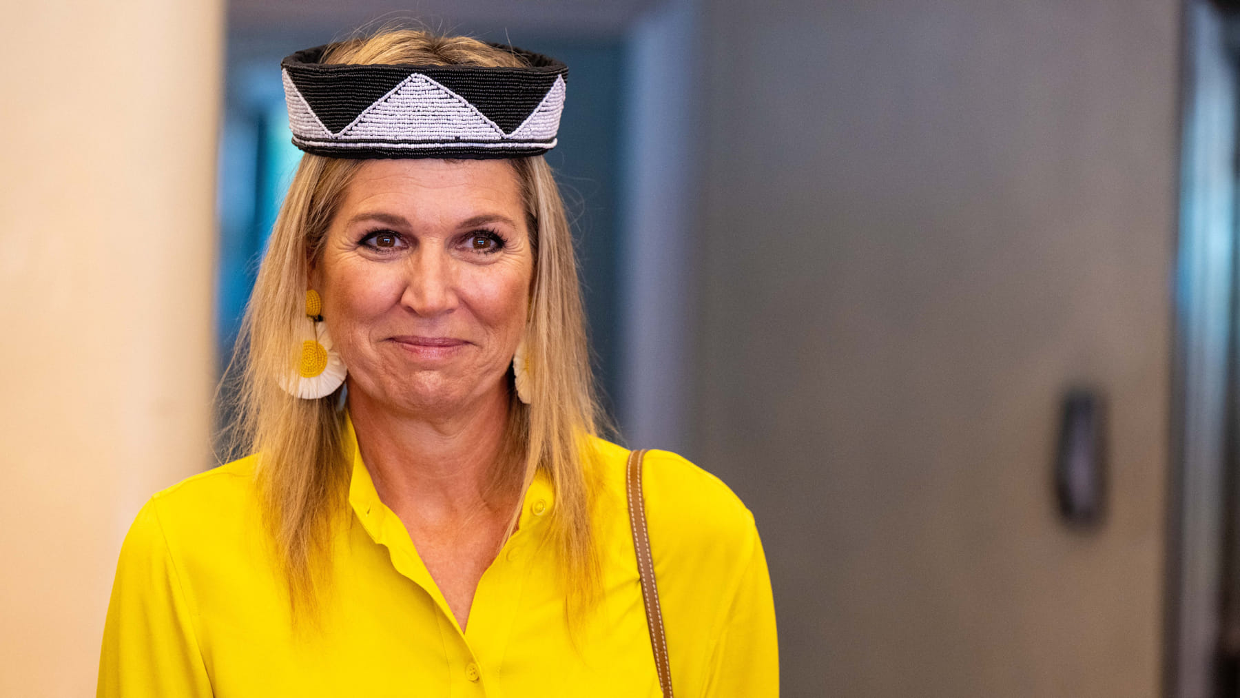 Koningin Máxima arriveert in kanariegeel pak in Kenia - Blauw Bloed