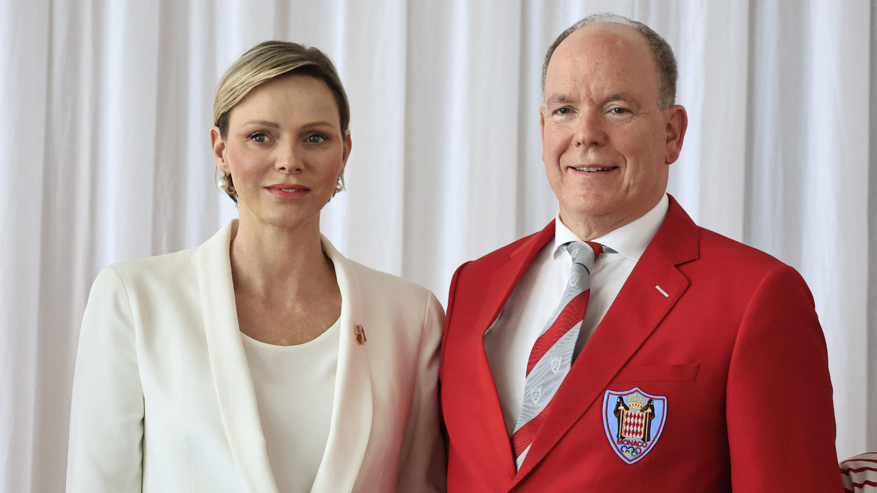 Prins Albert en prinses Charlène dragen matching outfits - Blauw Bloed