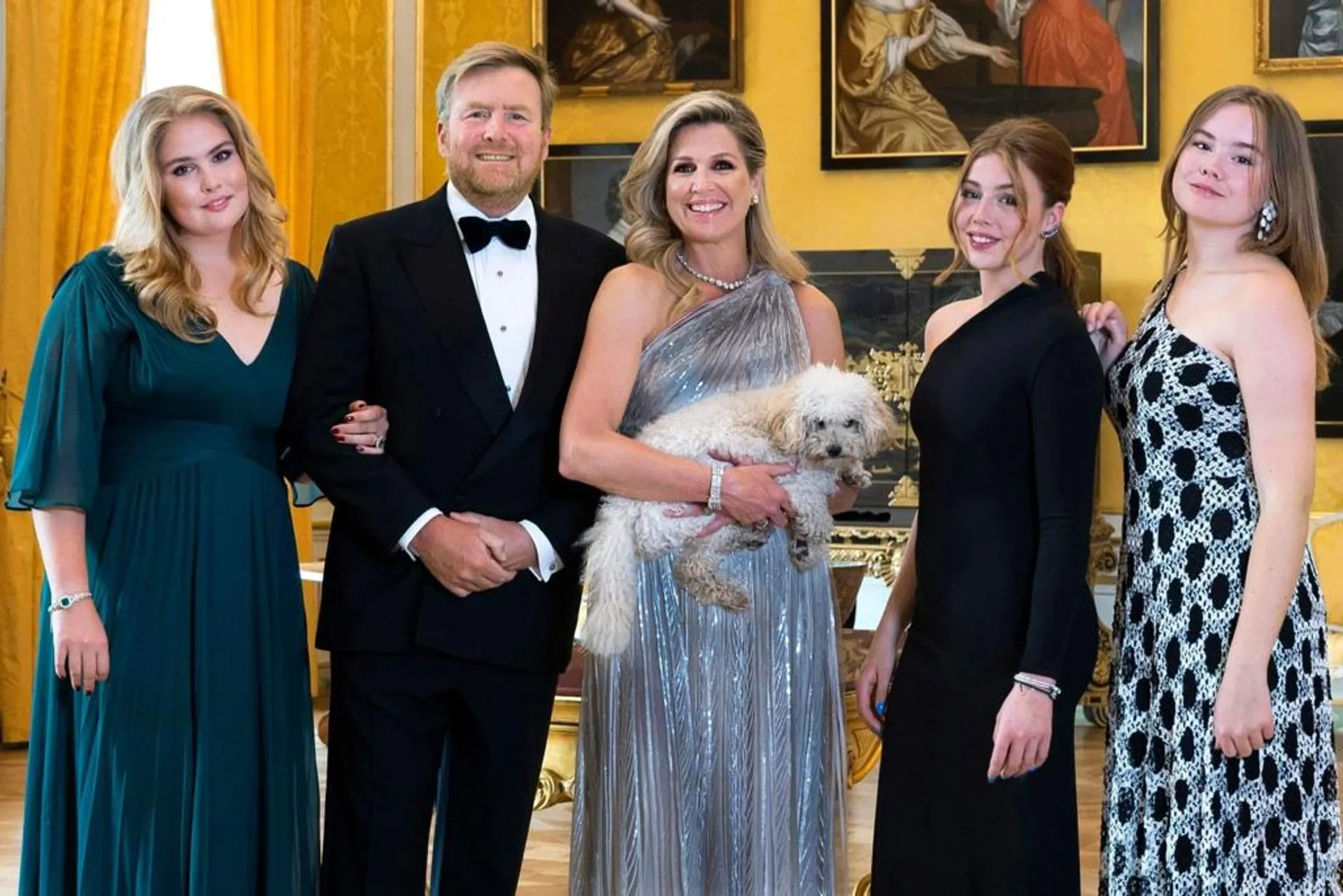 Koninklijk Gezin Straalt Op Nieuwe Foto Met Hondje Mambo Blauw Bloed