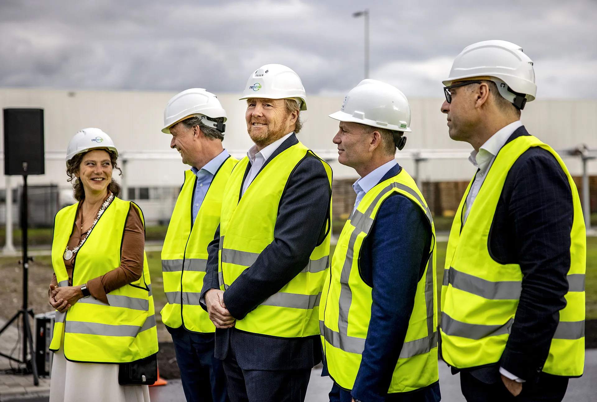 Koning met helm en veiligheidshesje in Amsterdam op pad - Blauw Bloed