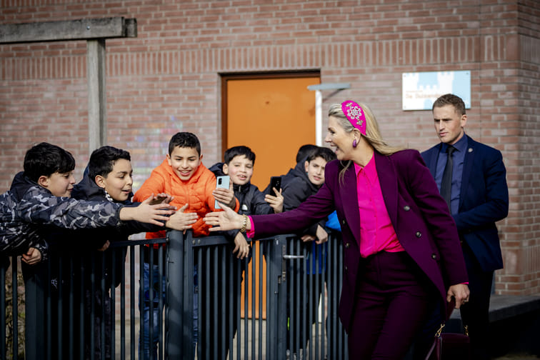 Máxima kookt en speelt rekenspelletjes met schoolkinderen - Blauw Bloed